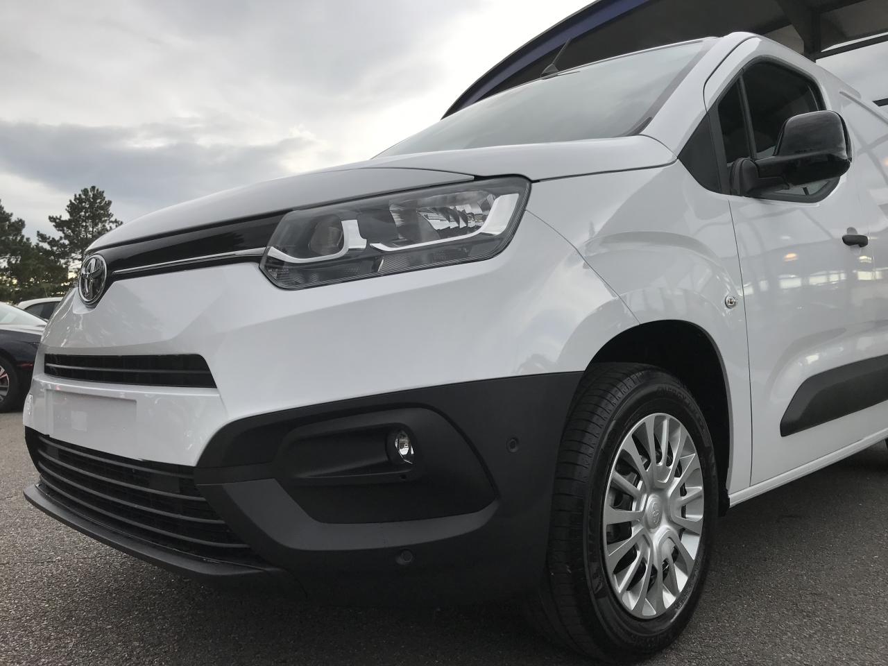 D.M.O - TOYOTA-PROACE CITY-FOURGON tôlé Medium - 1.5L 100ch - BVM6 Business